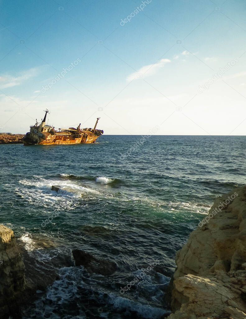 Edro III aterrizó en la costa rocosa de Chipre el 8 de octubre de 2011 ...