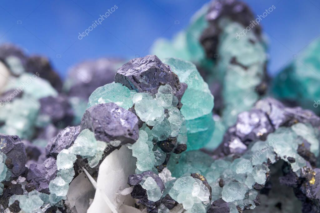 Primer plano del mineral cristalino azul raro que ocurre naturalmente 2023