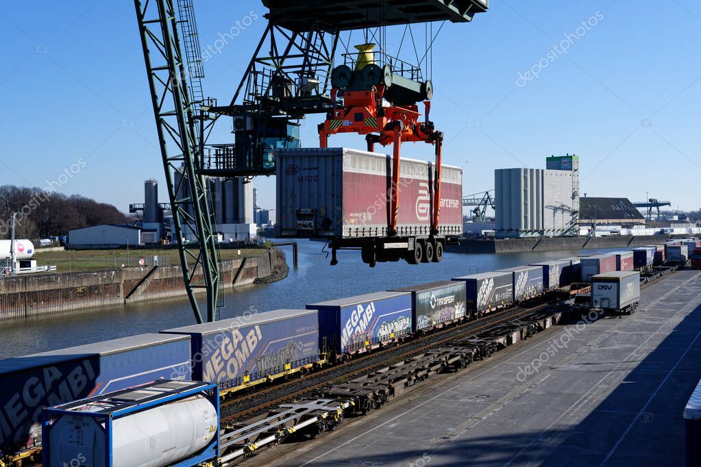 Colonia, Alemania, 08 de febrero de 2023: carga de un remolque de cami n con una gr a p rtico en ...