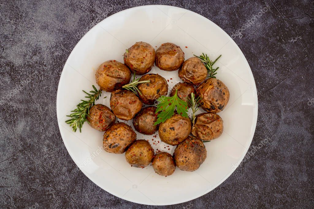 Patatas fritas (horneadas) enteras pequeñas con romero y sal en una ...