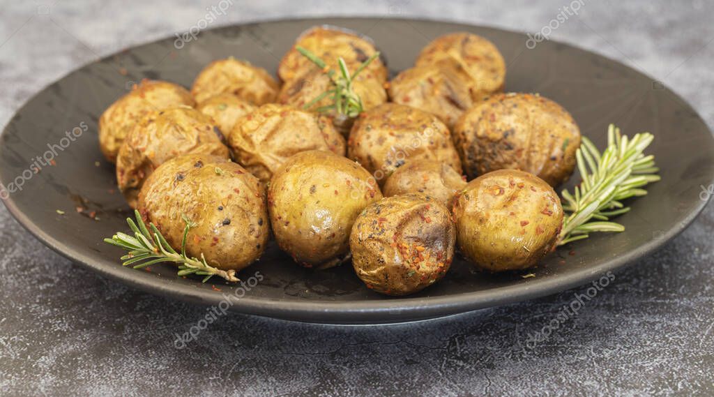 Patatas fritas (horneadas) enteras pequeñas con romero y sal en una ...