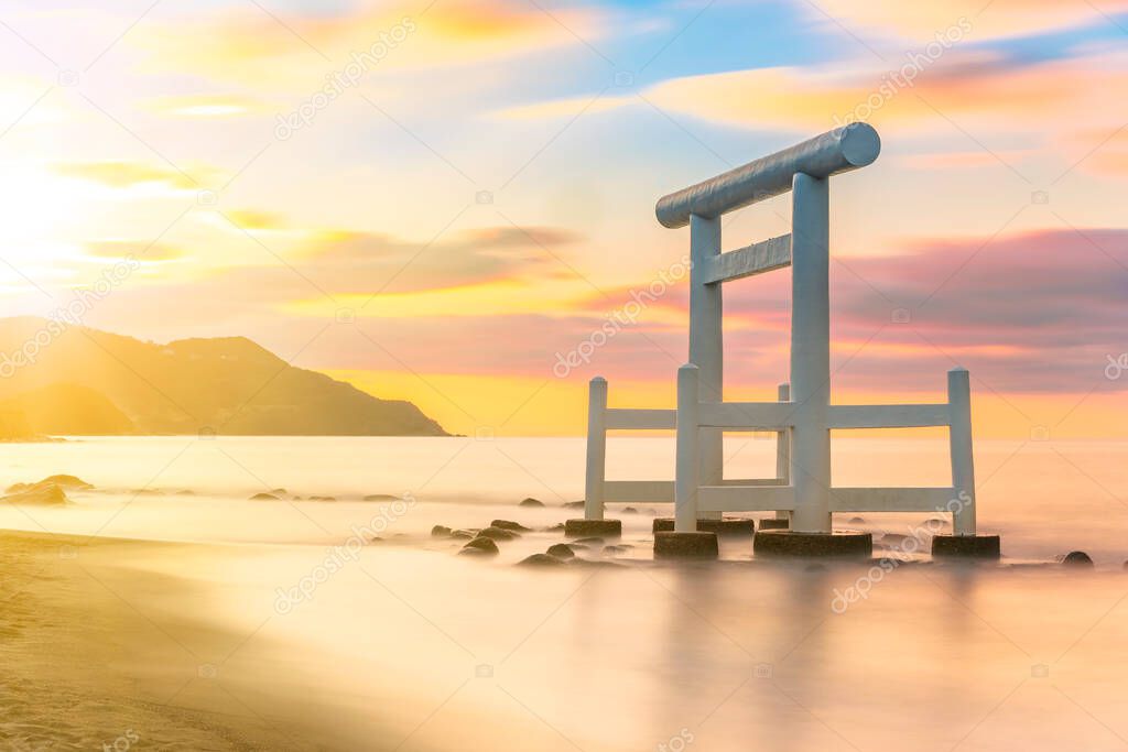 Fotografía de larga exposición al atardecer de un arco torii japonés de ...