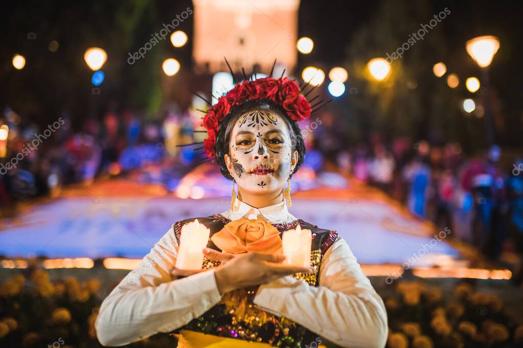 Mujer mexicana vestida y caracterizada como una catrina para la ...