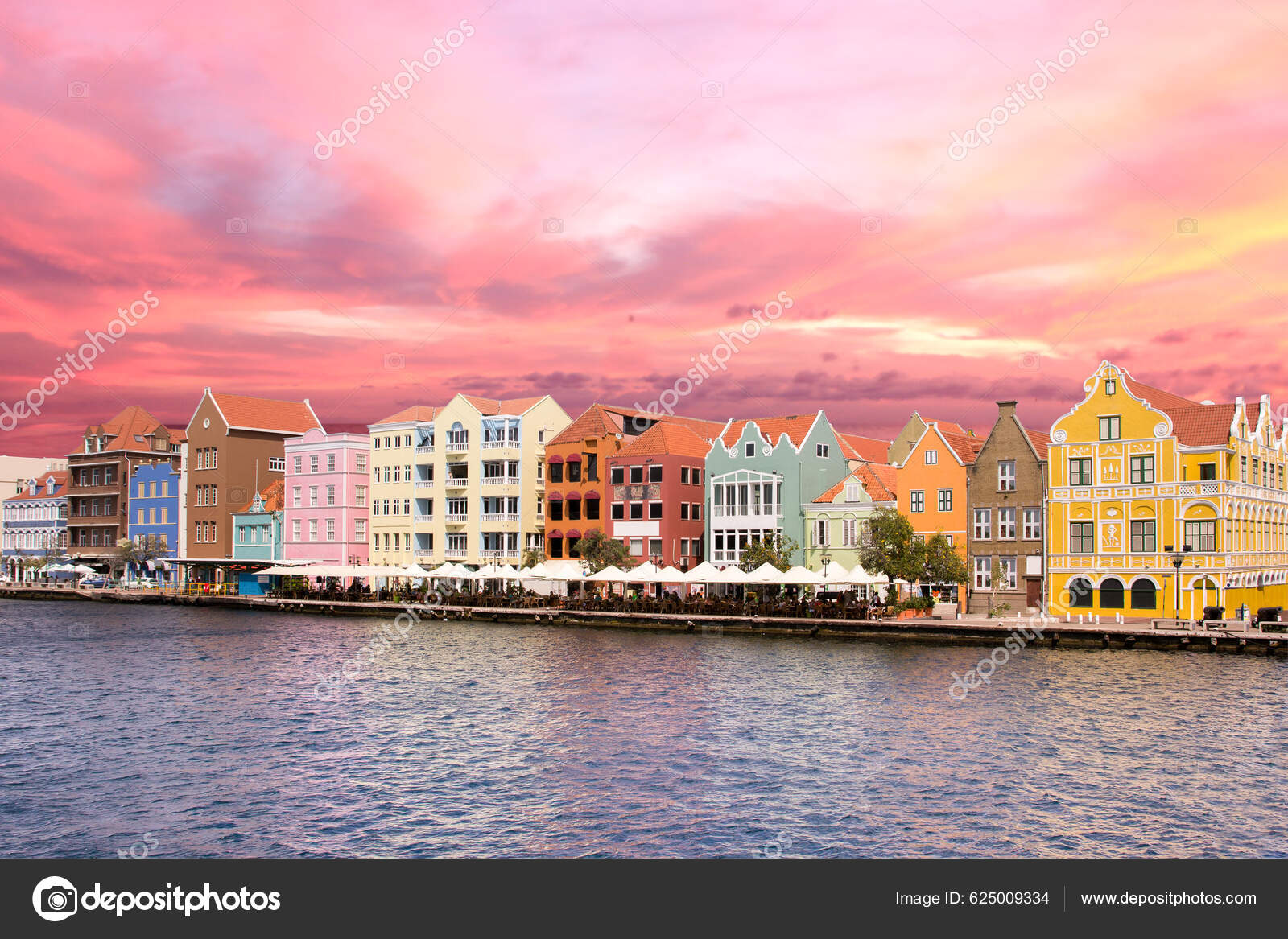 Cielo Del Atardecer Sobre Curazao Centro — Foto de stock © elvirkin ...