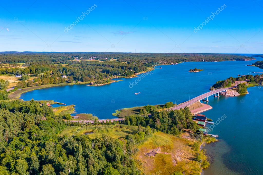 Vista panorámica de un puente en una carretera entre Hammarland y ...