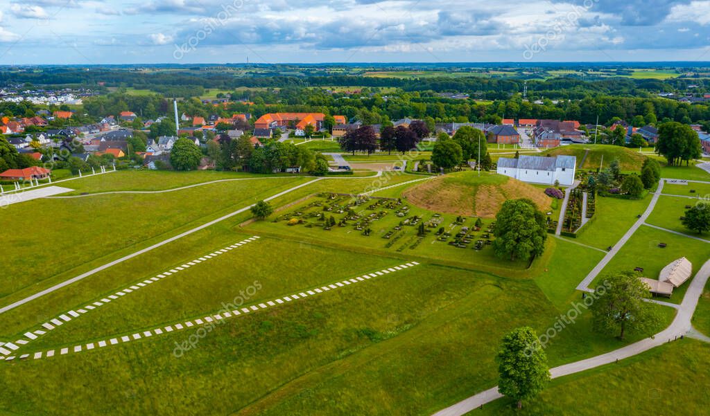 Vista panorámica de los montículos funerarios de Jelling en Dinamarca. 2023