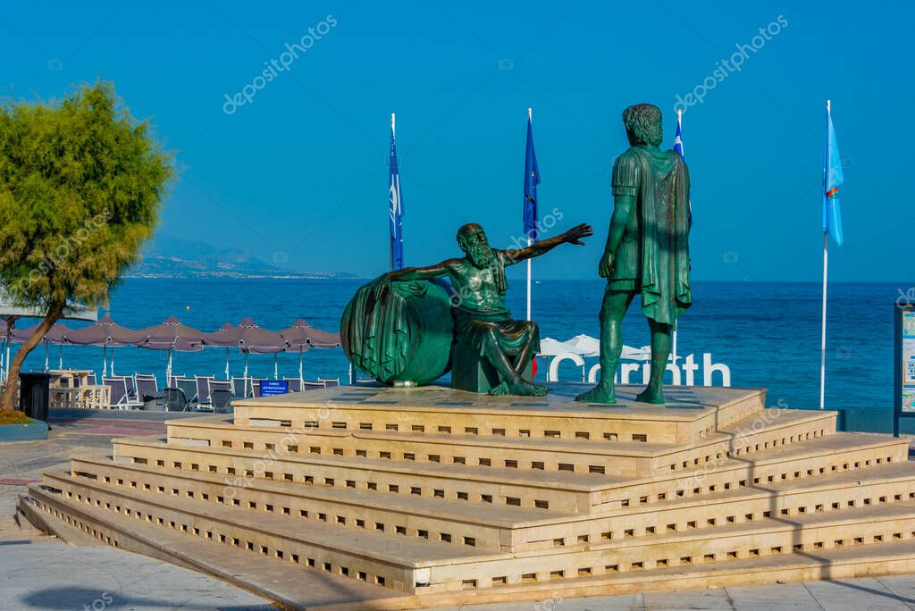 Estatua de Alejandro Magno y Diógenes en Corinto, Grecia. 2023