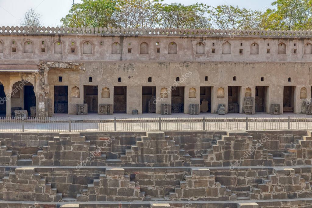 ABHANERI, INDIA - 4 DE MARZO DE 2018: Una vista del gigante Chand Baori ...