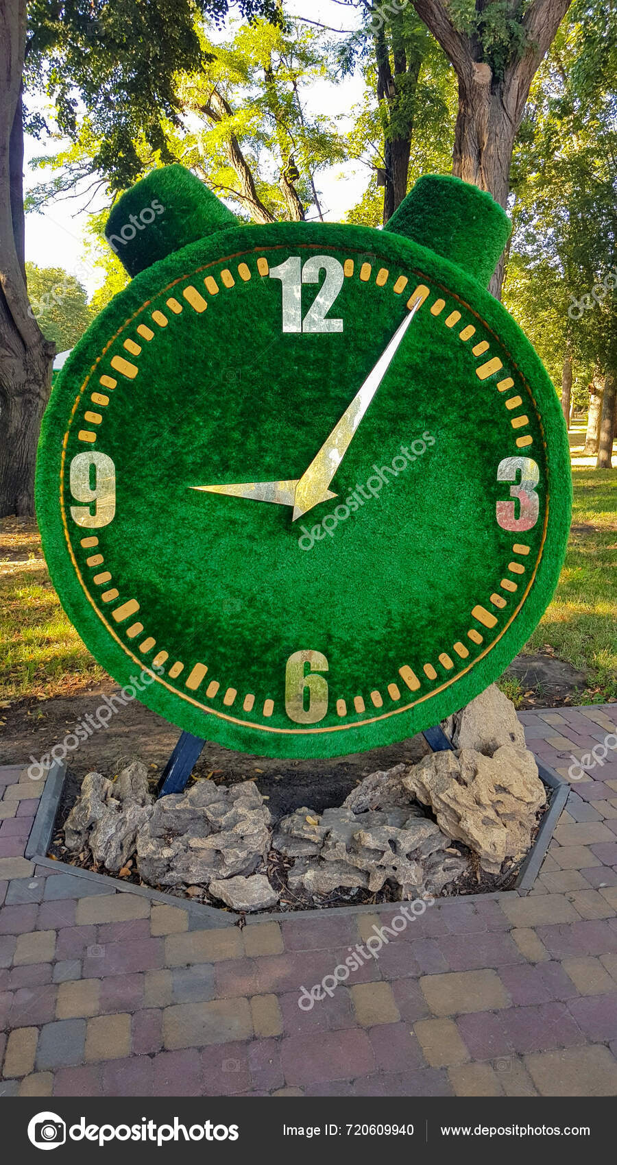 Green Clock Garden — Stock Photo © DodPavlo #720609940