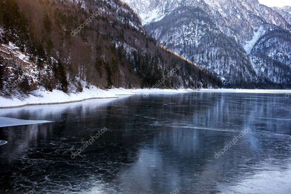 Vista panorámica del lago Predil con montañas en el fondo, Tarvisio ...