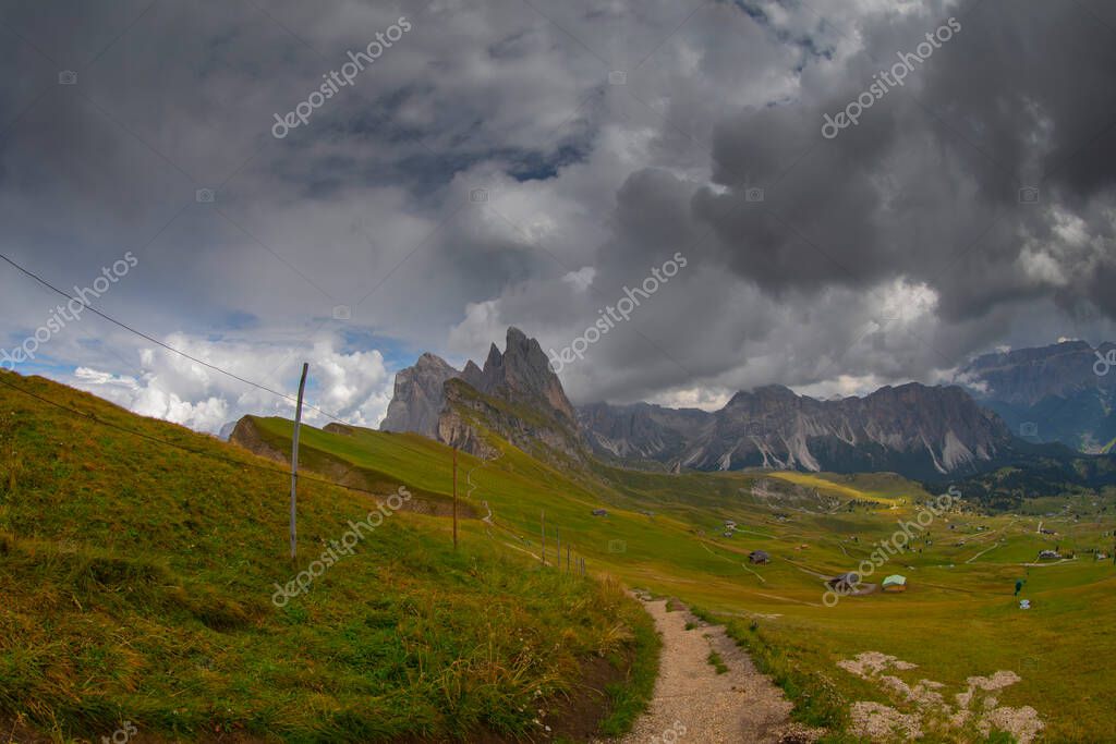 Increíbles vistas en las montañas Dolomitas. Las vistas desde Seceda ...