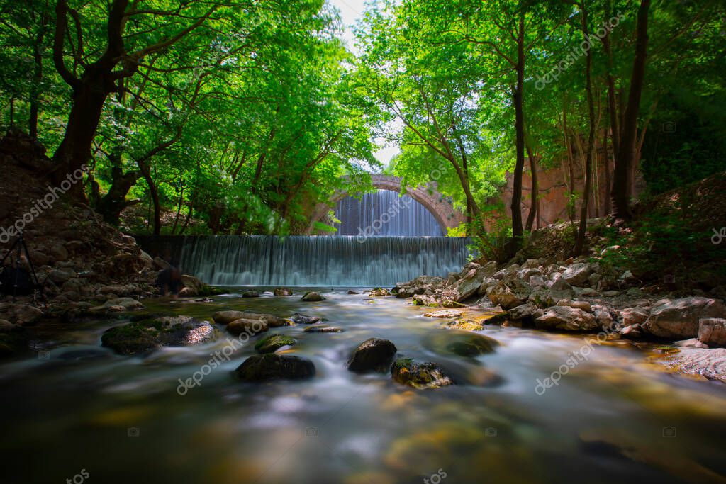 Paleokarya, viejo, piedra, puente arqueado, entre dos cascadas ...