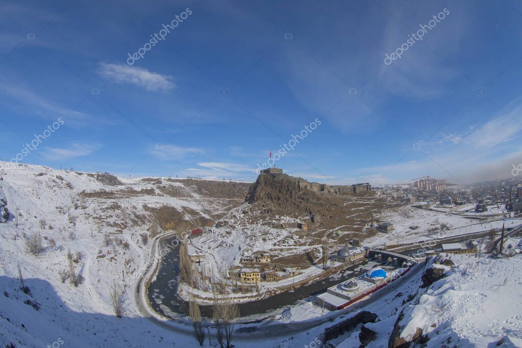 Vista inferior general del famoso castillo histórico de Kars en la ...