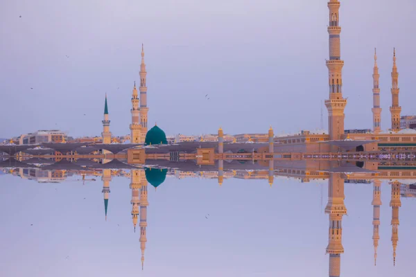 Die Moschee Des Propheten Masjid Nabawi Der Zweiten Nach Mekka ...