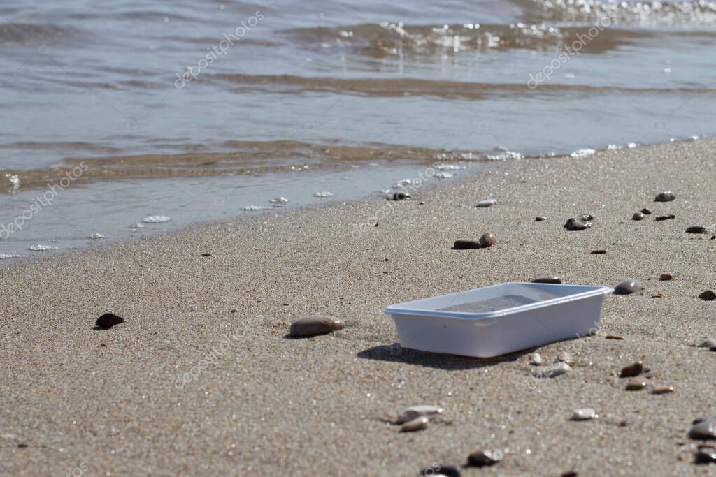 Derramó Basura En La Playa De La Gran Ciudad Plástico Mar Sucio