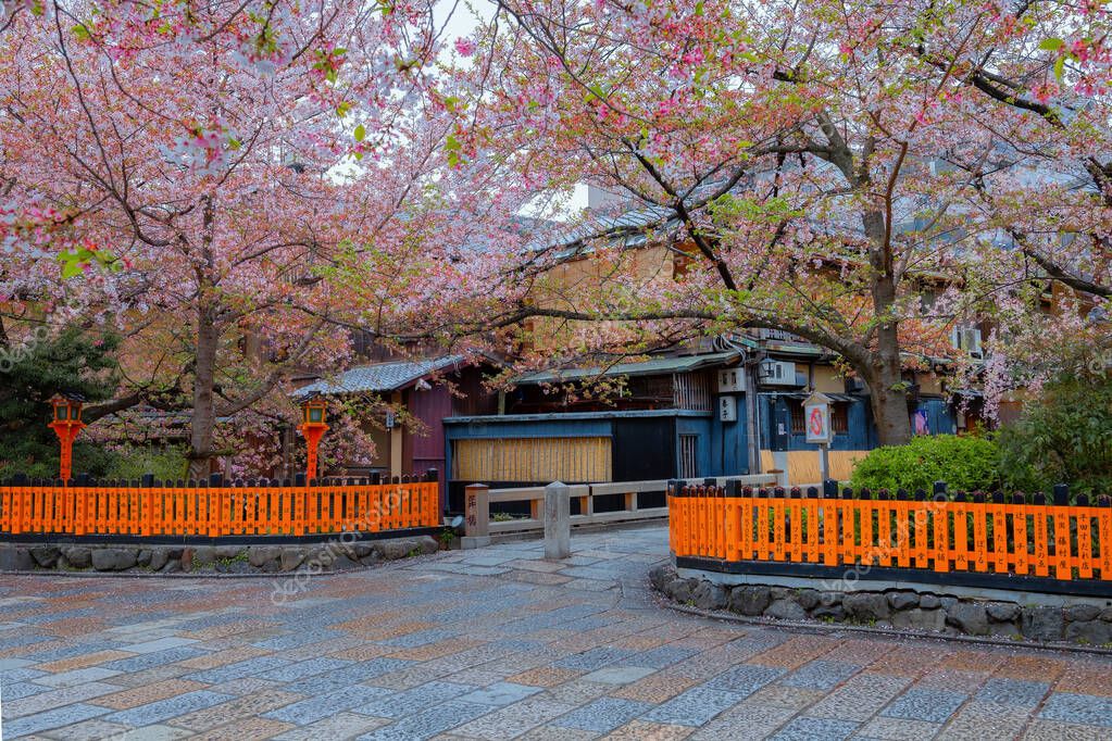 Puente Tatsumi bashi, un pequeño puente que cruza el río Shirakawa. es ...