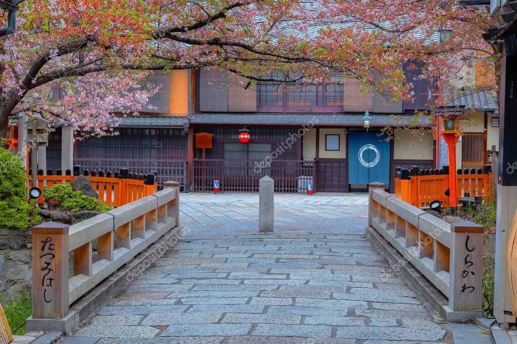 Puente Tatsumi bashi, un pequeño puente que cruza el río Shirakawa. es ...