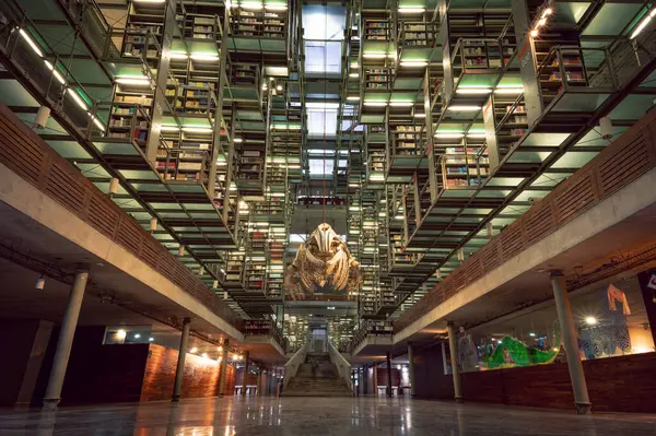 Vista interior de la Biblioteca Vasconcelos (Biblioteca Vasconcelos) en ...