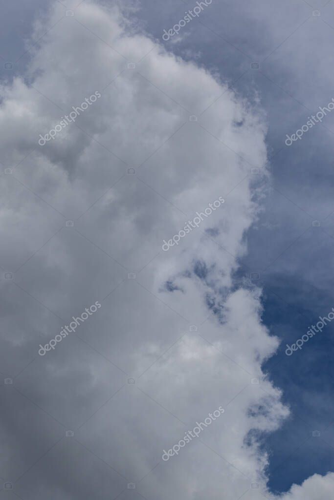 Perfil lateral de la cara de un niño visto en las nubes 2023 Perfil lateral de la cara de un niño visto en las nubes 2023