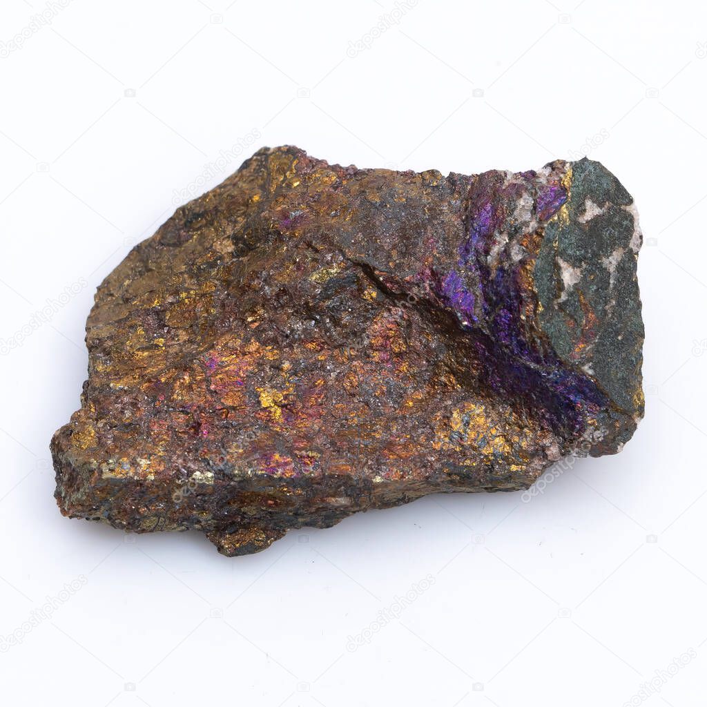 Calcopirita de piedra natural sobre fondo blanco. Mineral de color ...