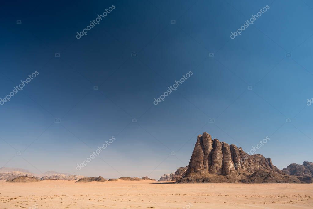 Siete Pilares de Sabiduría o Montaña Jabal al-Mazmar en el Desierto de ...