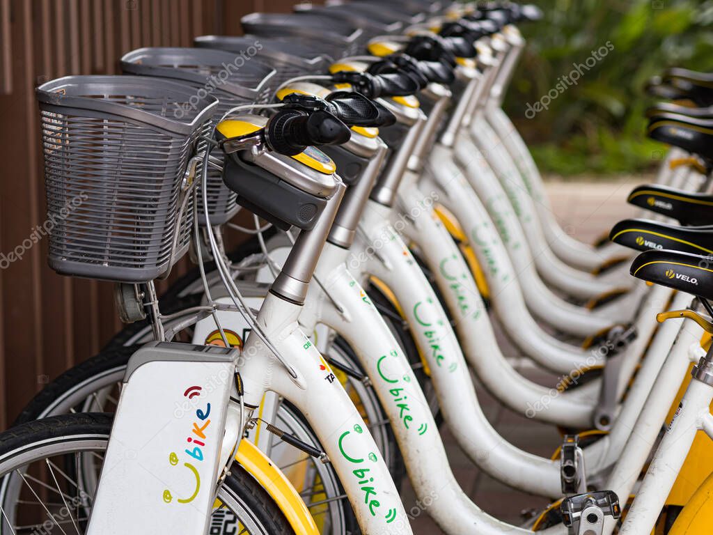 Taipéi, Taiwán 8 de febrero de 2023: Ubike en alquiler en la calle en Taipéi, Taiwán. YouBike ...