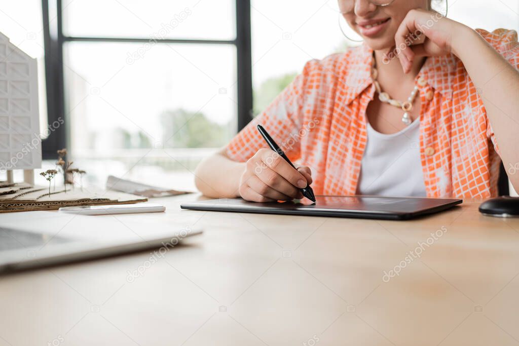 vista recortada de diseñador arquitectónico alegre utilizando tableta ...