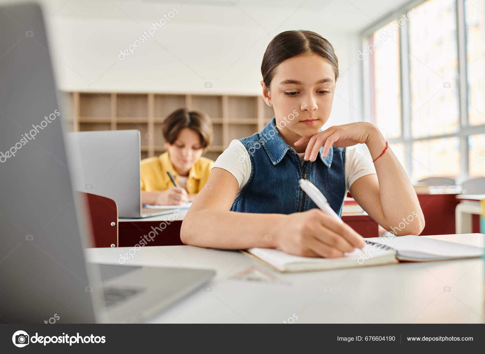 Estudiantes Atentos Toman Notas Diligentemente Mientras Aprenden Una ...