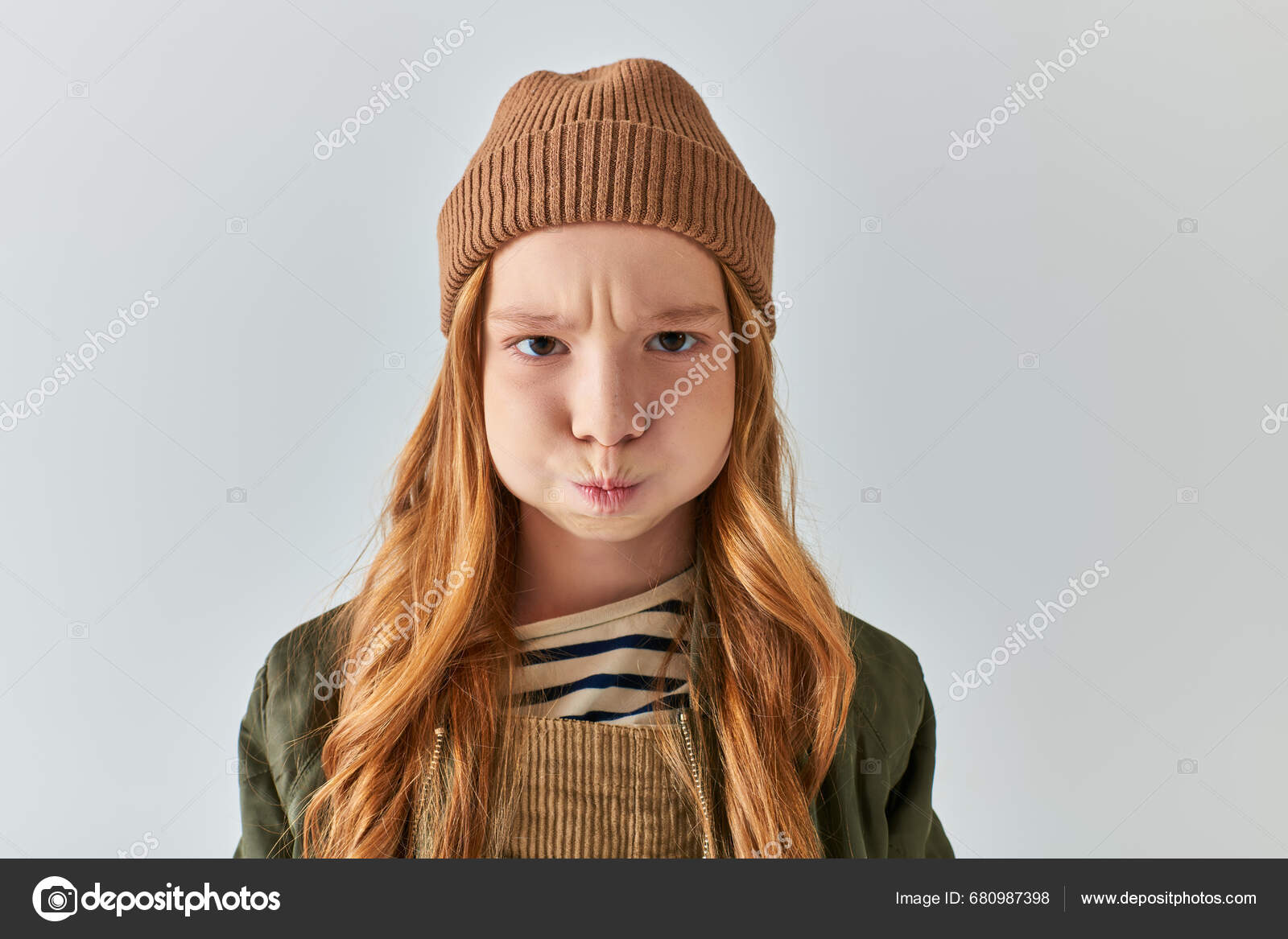 Niña Preadolescente Disgustado Traje Invierno Con Estilo Con Sombrero ...
