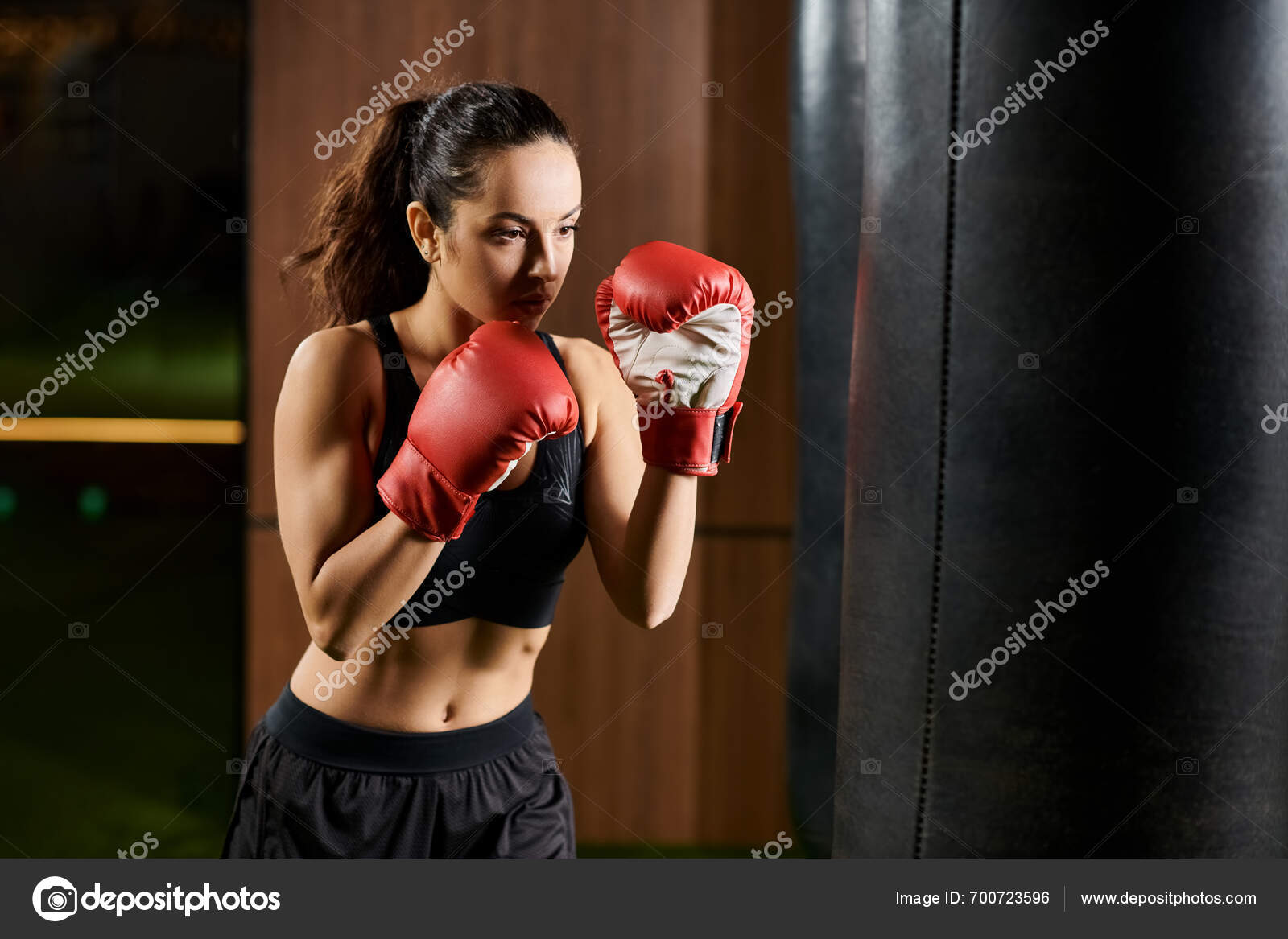 Una Deportista Morena Ropa Activa Con Guantes Boxeo Rojos Boxeando ...
