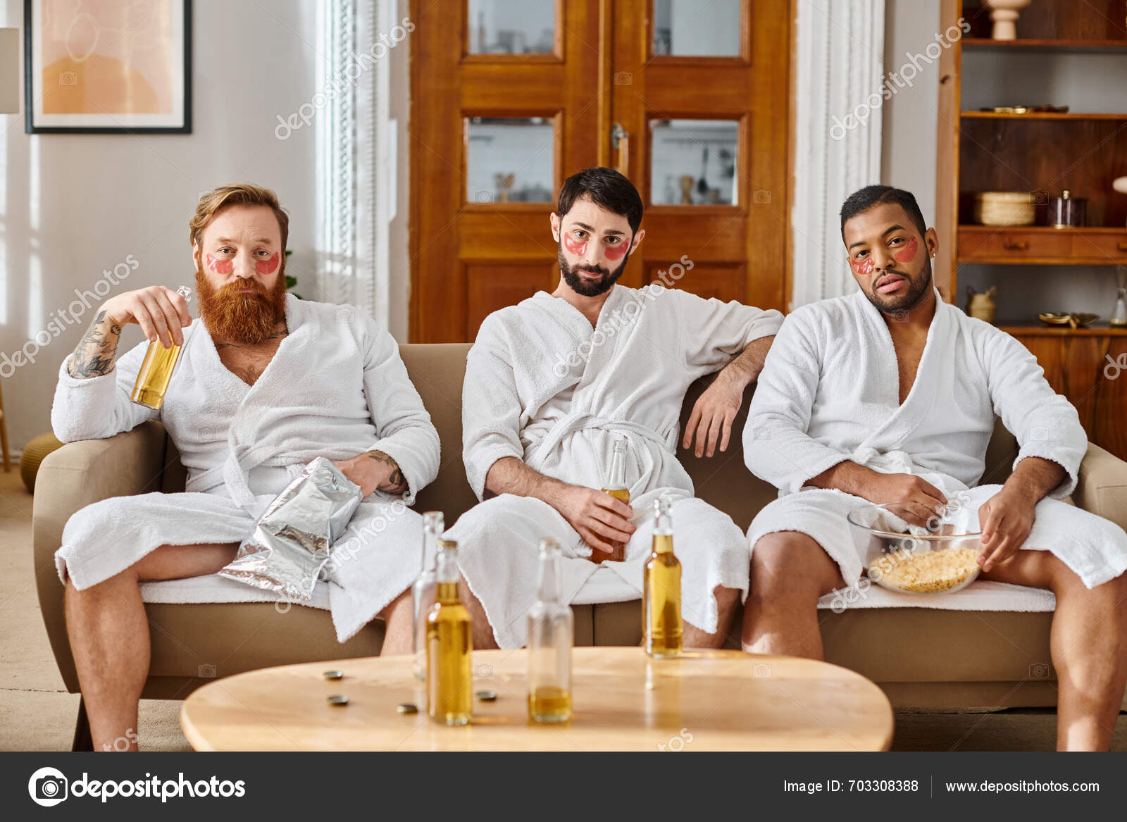 Tres Hombres Diversos Alegres Con Batas Baño Sentados Encima Sofá ...