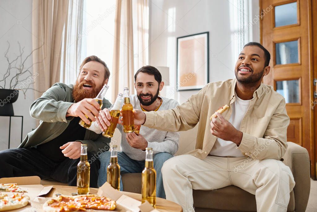 Tres hombres alegres y guapos de diferentes razas disfrutan de una ...
