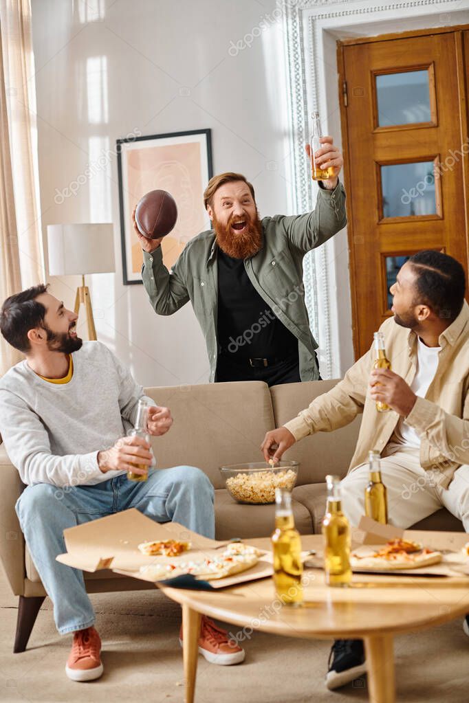 Tres hombres alegres y guapos de diferentes razas en ropa casual ...