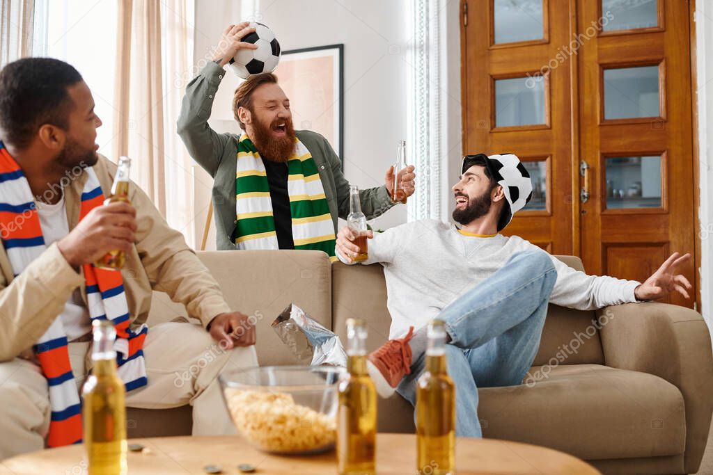 Tres hombres alegres, guapos de diferentes razas y vestidos casualmente ...