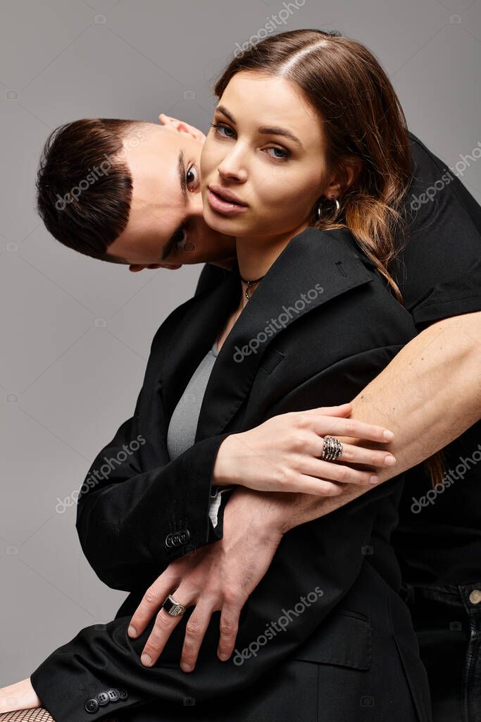 Una joven pareja encerrada en un tierno beso, su amor evidente en su ...