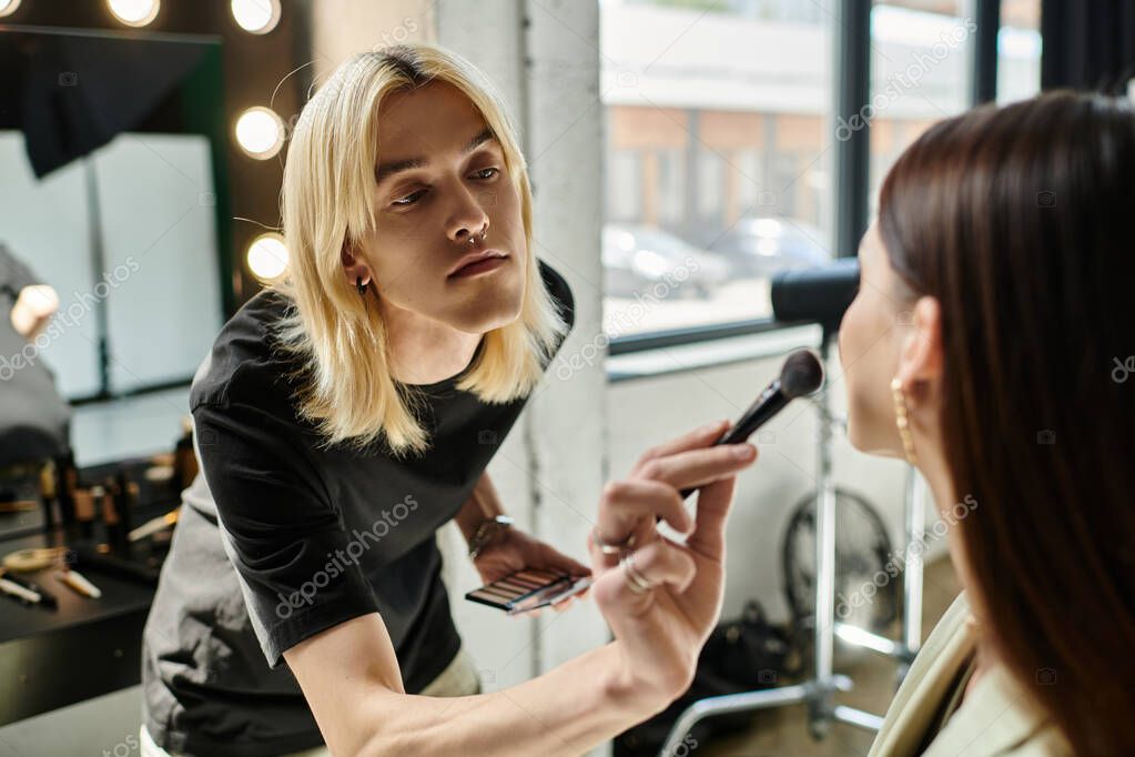 Una mujer recibe un cambio de imagen de maquillaje por un artista ...