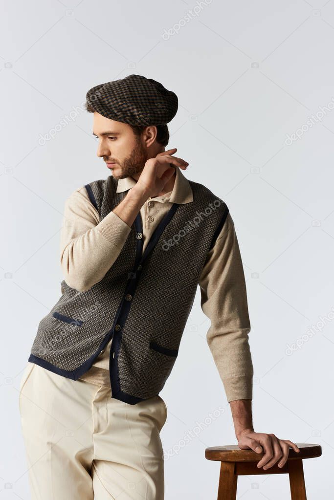 El dandy alcanza una pose equilibrada mientras se viste con un atuendo ...