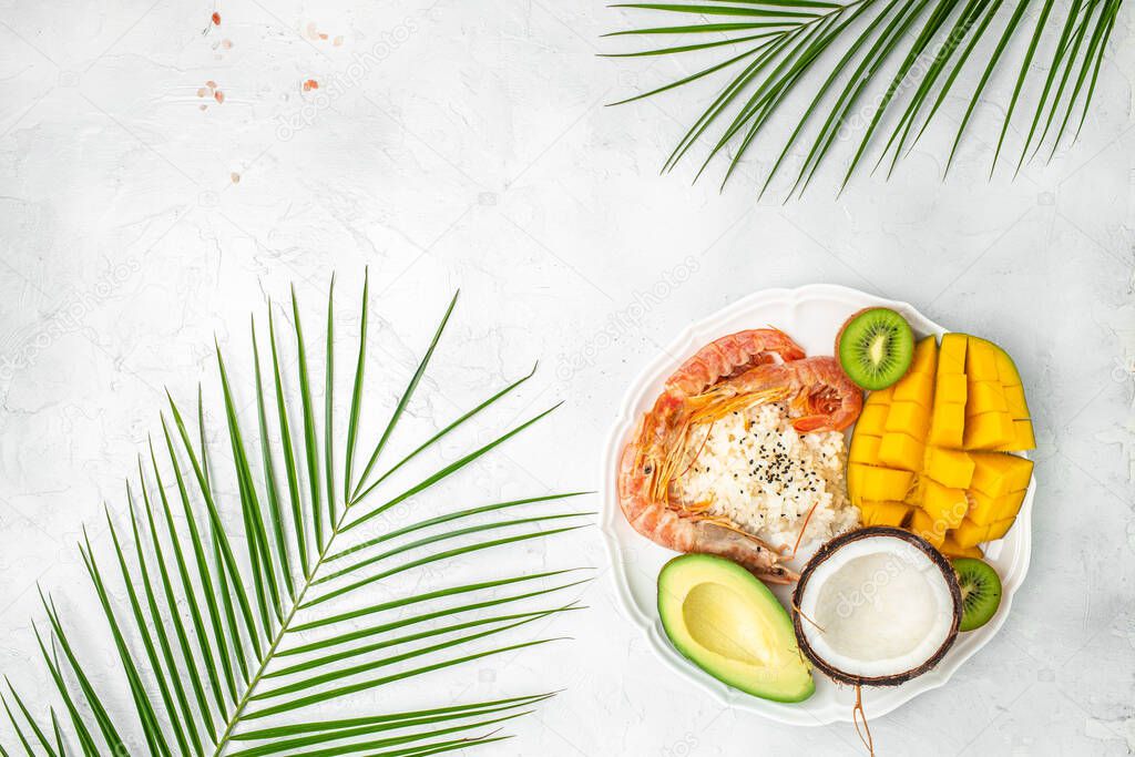 tazón tropical con aguacate, gambas, arroz, mango, kiwi y coco, comida ...