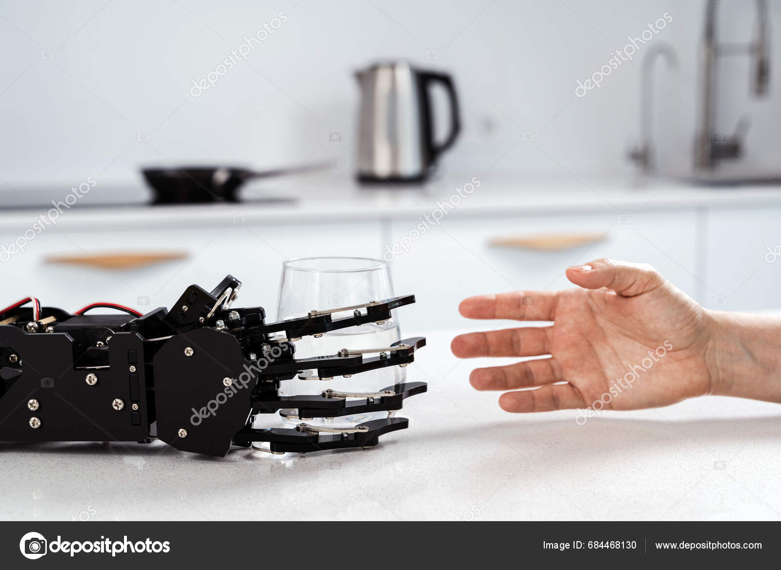 Robotic Vårdgivare Sträcker Hand Med Ett Glas Vatten Till Ung ...