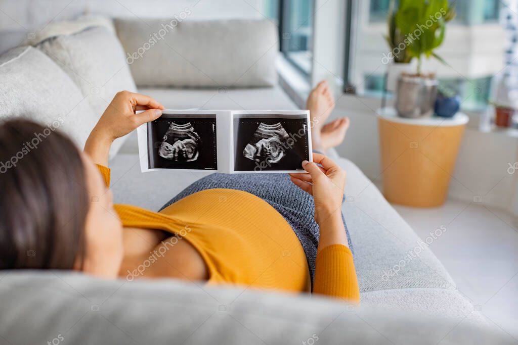 Ultrasonido mostrando feto. Concepto de embarazo con la mujer ...