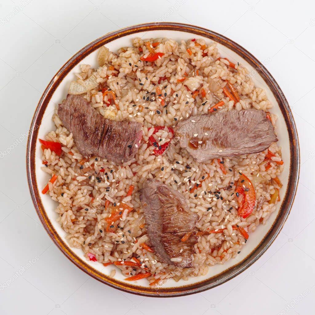 Arroz frito con carne de res y verduras aisladas sobre fondo blanco. La ...