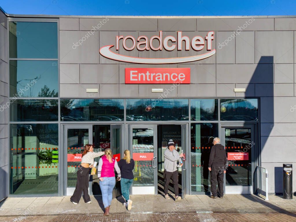 Strensham, Inglaterra - Diciembre 2022: Personas que entran y salen de ...