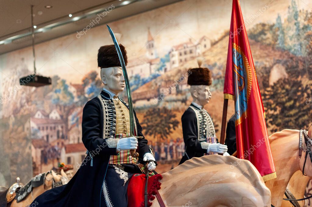 SINJ, CROACIA - 29 de abril de 2017: Exposiciones del Museo Sinjska Alka que muestran uniformes ...