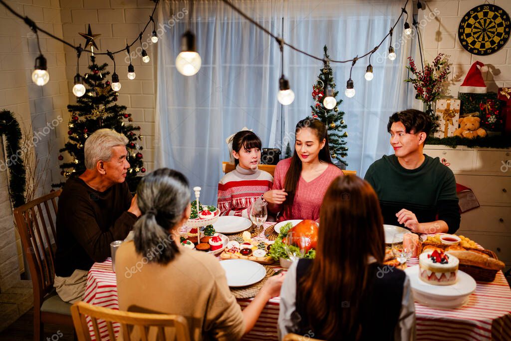 Feliz y alegre grupo de familia asiática extendida hablando y sonriendo ...