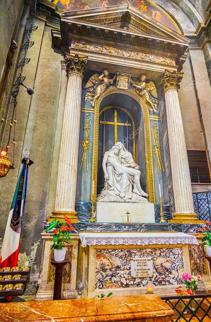MILÁN, ITALIA - 11 DE ABRIL DE 2022: La escultura de la Virgen María acunando el cadáver de ...