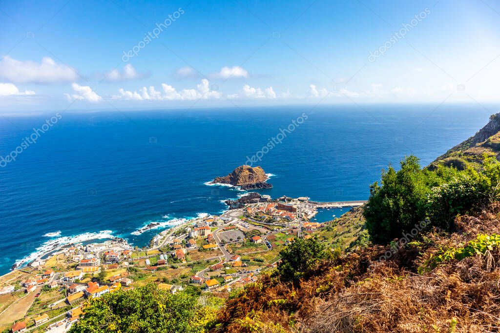 En el camino hacia el lado norte de Madeira por debajo de Porto Moniz con fantásticas vistas del ...