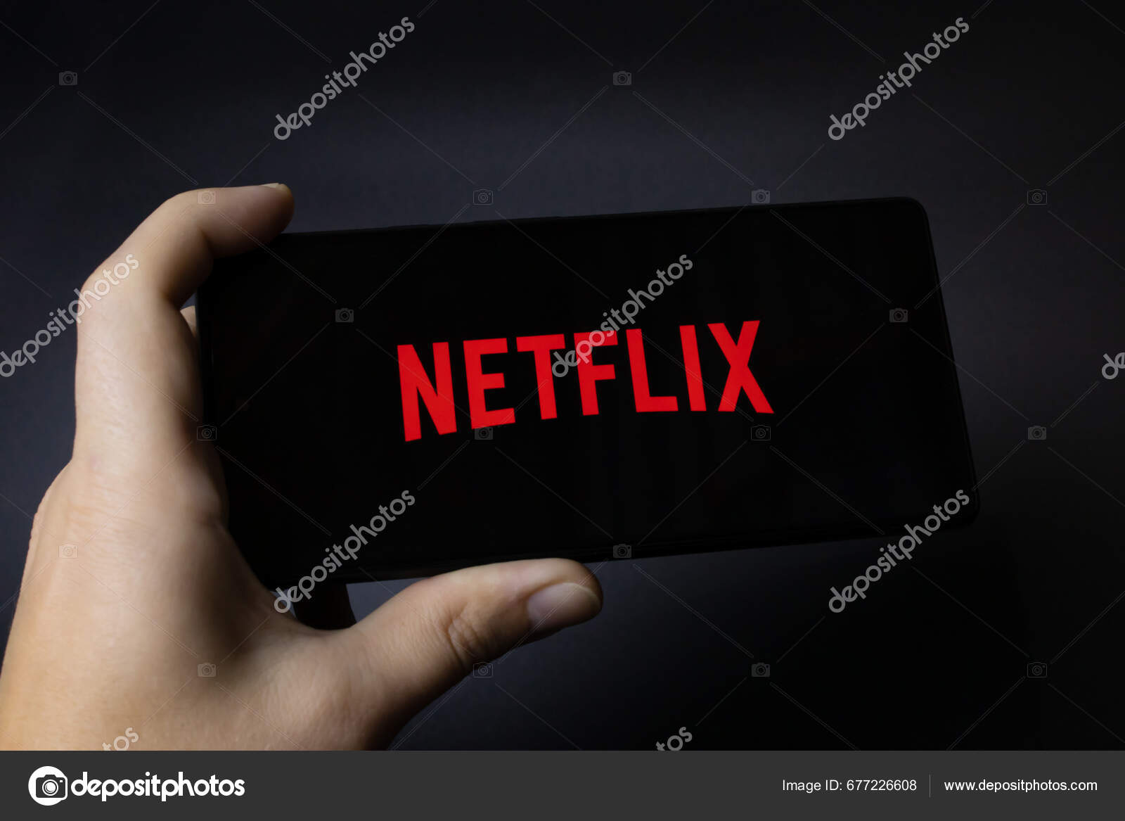 Mano Sosteniendo Teléfono Inteligente Con Logotipo Netflix Sobre Fondo ...