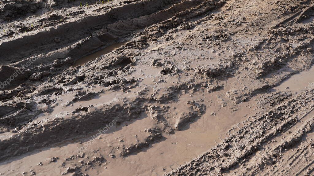 Campo de barro con huellas de neum ticos y charcos. Camino sucio con huellas de ruedas de ...