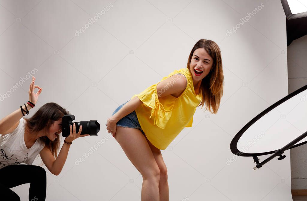 Dos mujeres, creadoras de contenido para adultos, abrazan la sexualización, el empoderamiento ...