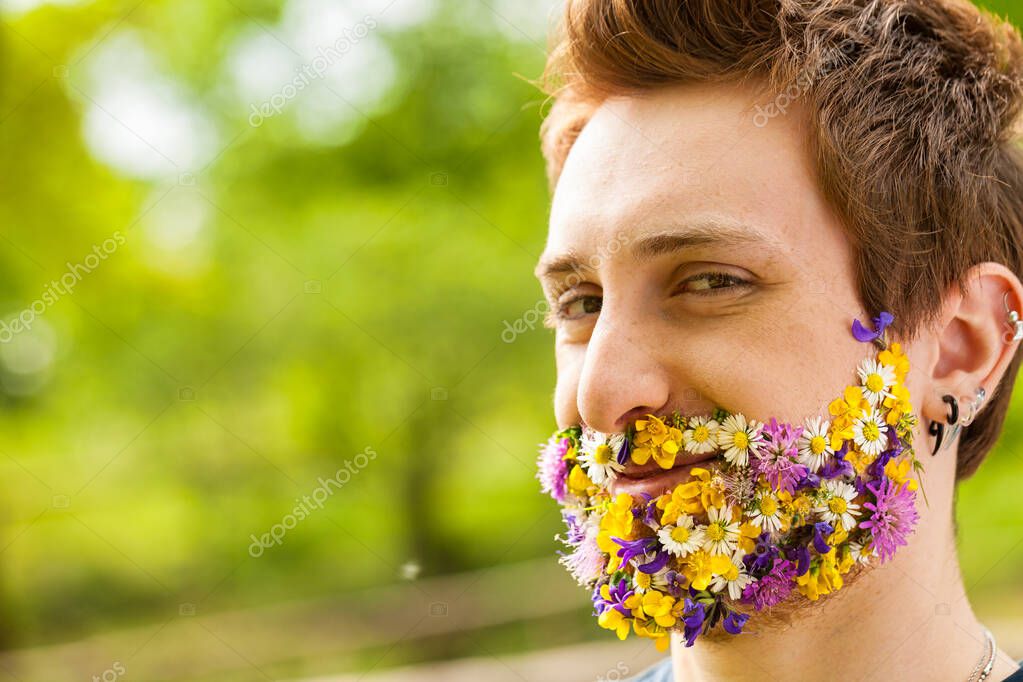 Dentro del abrazo del bosque, uno discierne a un hombre, su rostro un ...